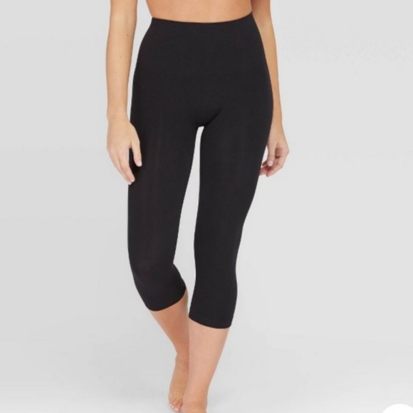 Assets By Spanx | Pants & Jumpsuits | Assets By Spanx Cropped Capri ...